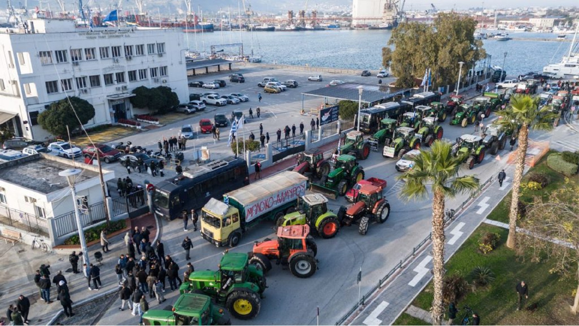 Στο λιμάνι του Βόλου τα πρώτα τρακτέρ – Απέναντί τους πάνω από 18 ...